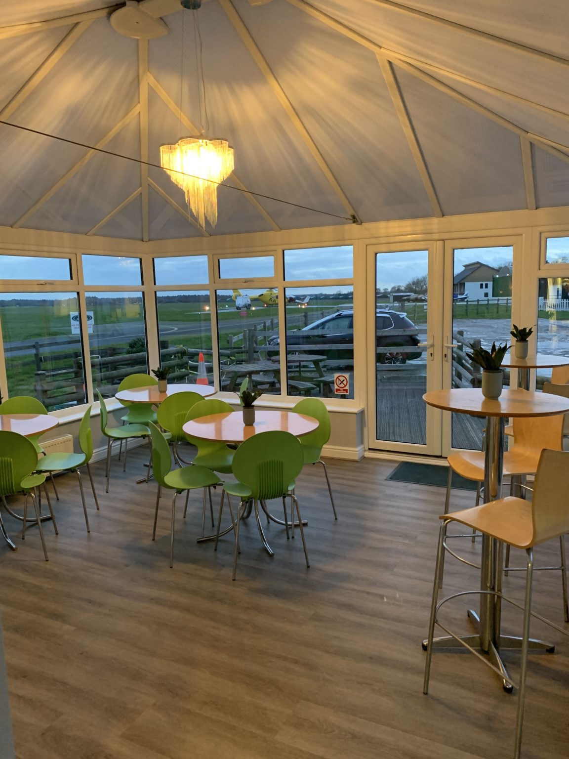 Flight Deck Cafe - Tatenhill Aviation